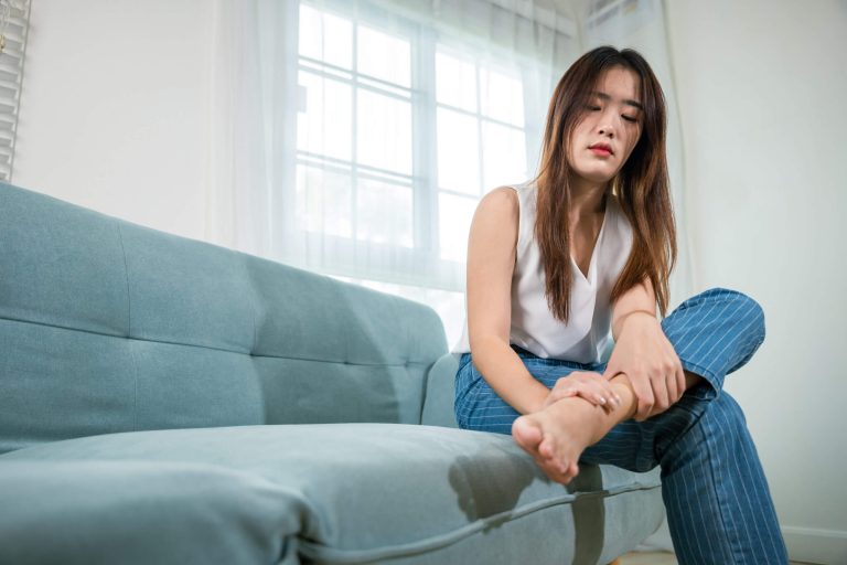 Causes of Stabbing Pain in the Side of Your Foot | Border TS